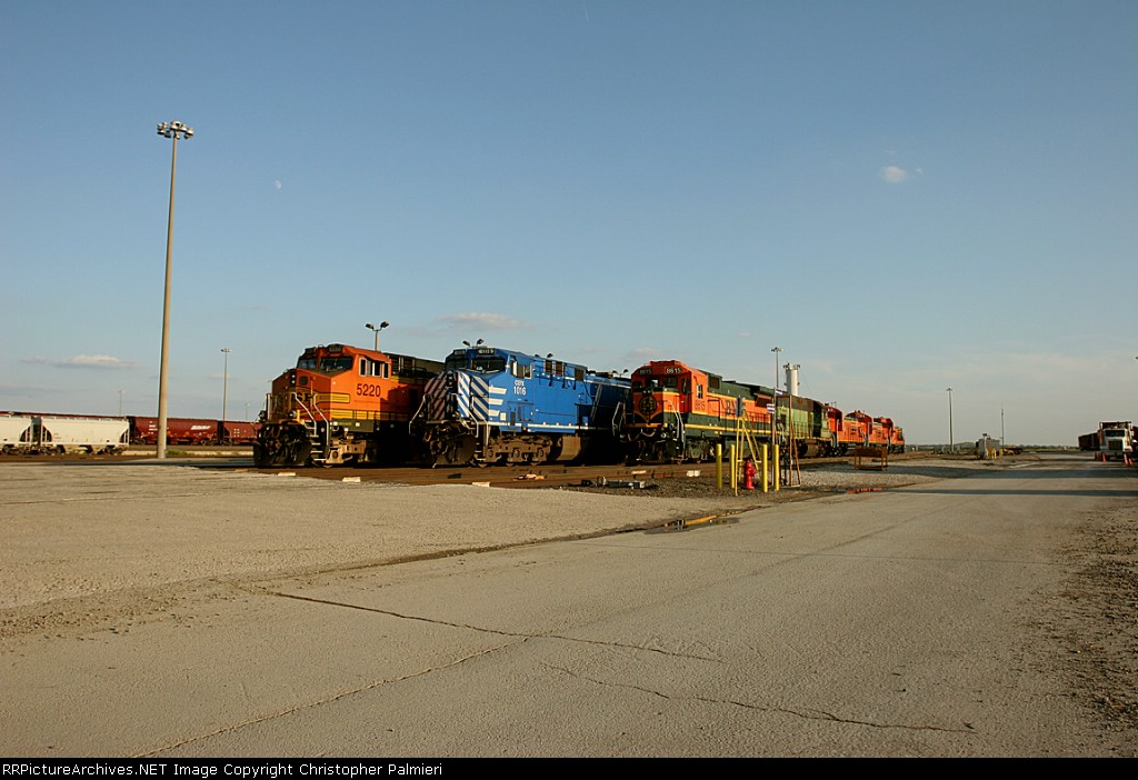 BNSF 5220 CEFX 1016, and BNSF 8615